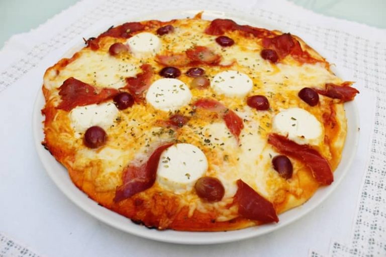 Pizza de jamón y quesos con uvas- Olor a hierbabuena