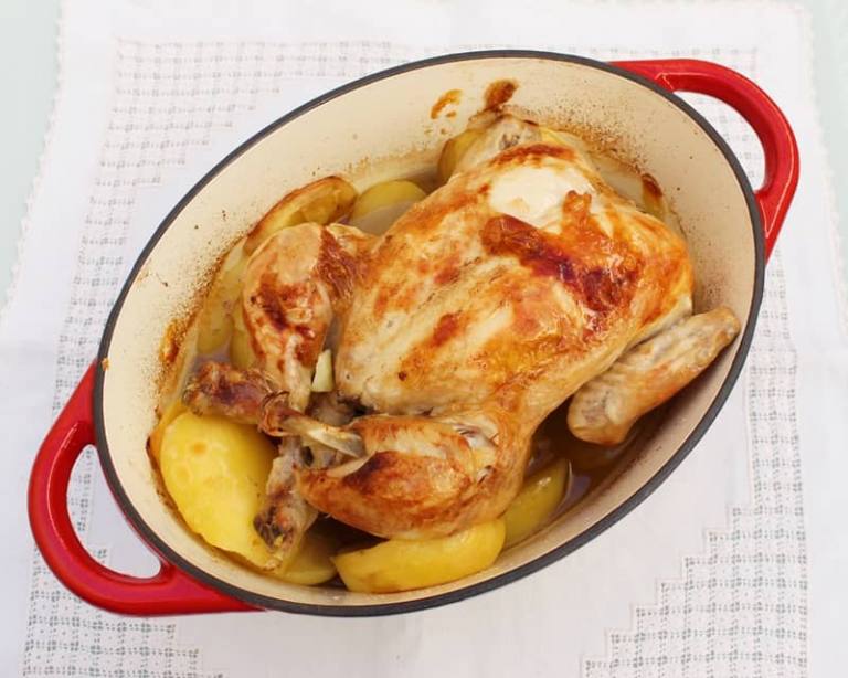 Pollo asado en el horno con cazuela - Olor a hierbabuena