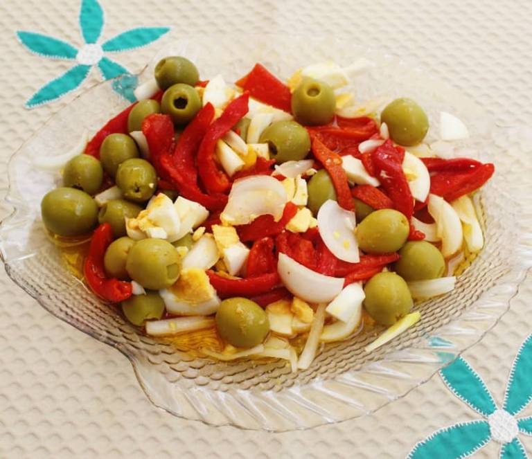 Ensalada de pimientos y huevo duro - Olor a hierbabuena