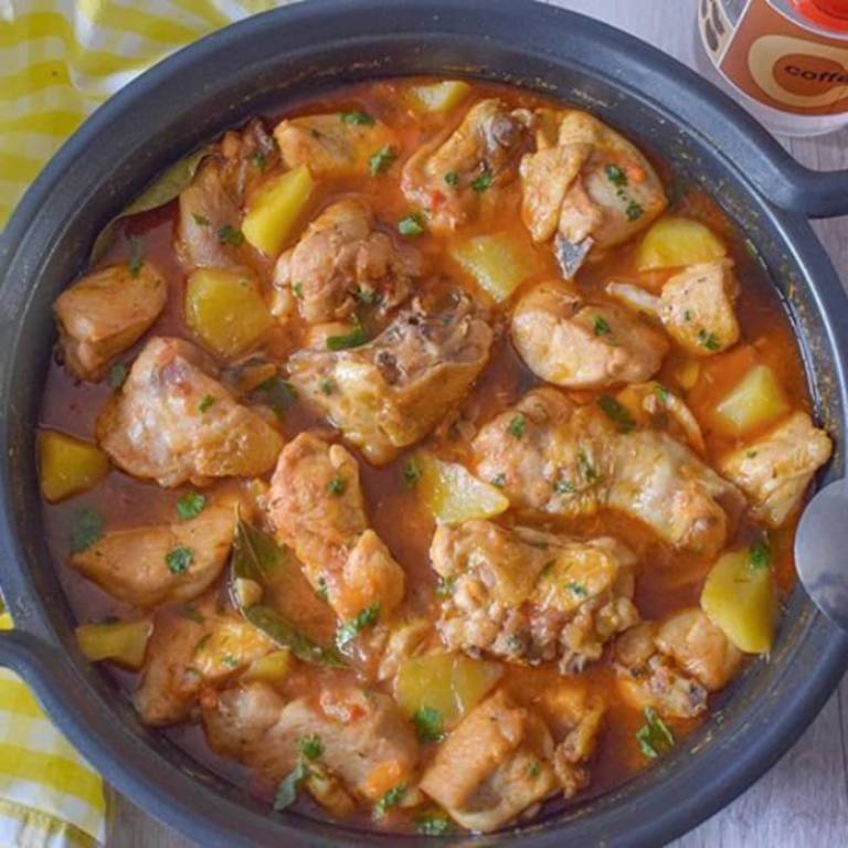 Pollo guisado con patatas - Olor a hierbabuena